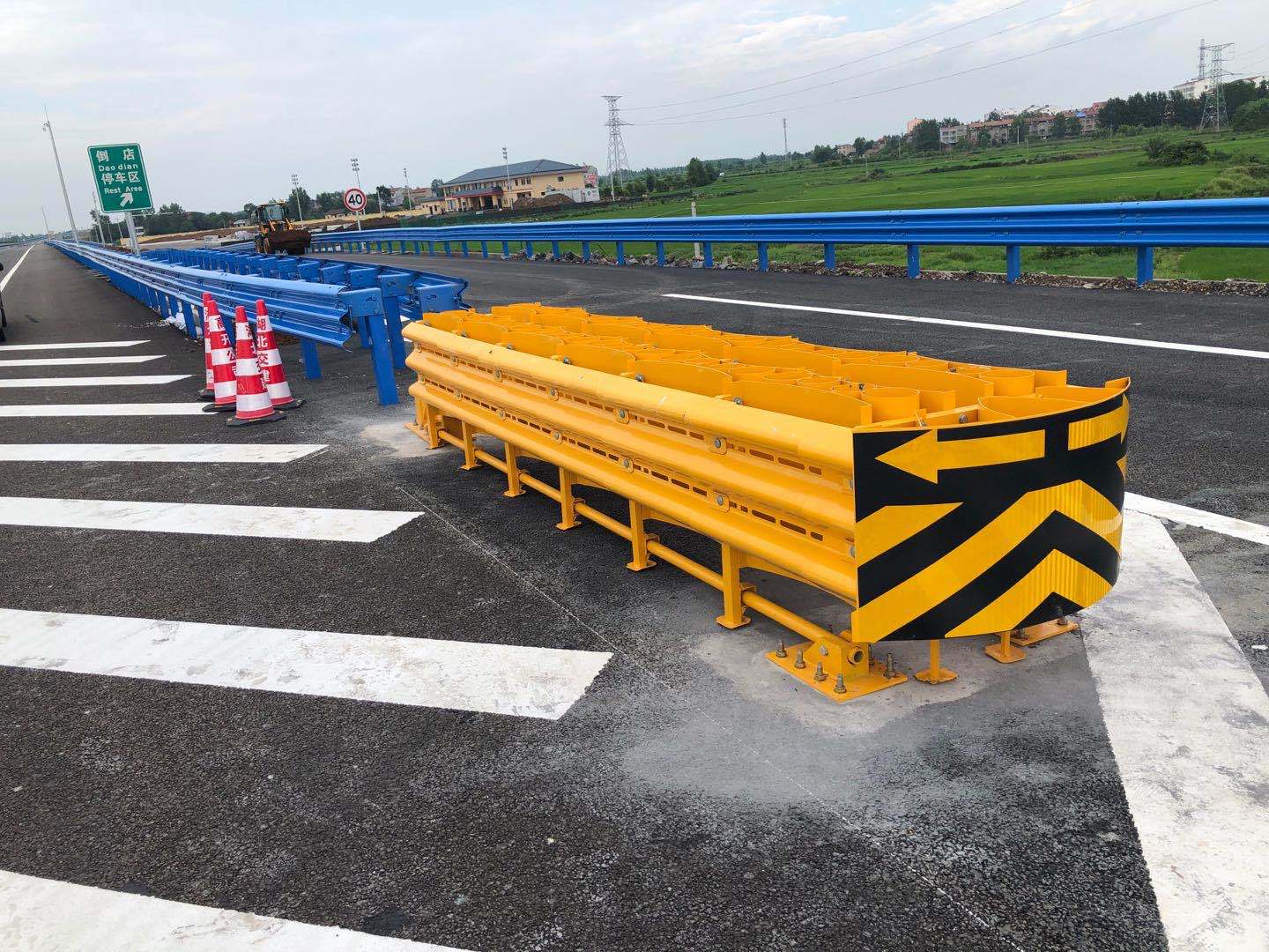 高速公路防撞垫 TA/TB/TS级可导向防撞垫 车辆减速缓冲垫 产品关键词:减速防撞垫;可导向防撞垫;ta可导向防撞垫价格;ts防撞缓冲垫
